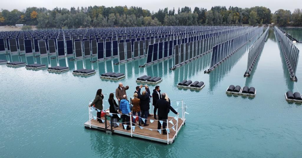 Floating vertical solar farm goes live | Green Technologies ...