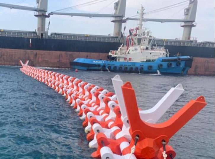 Modular floating barriers for harbour protection | Marinas ...