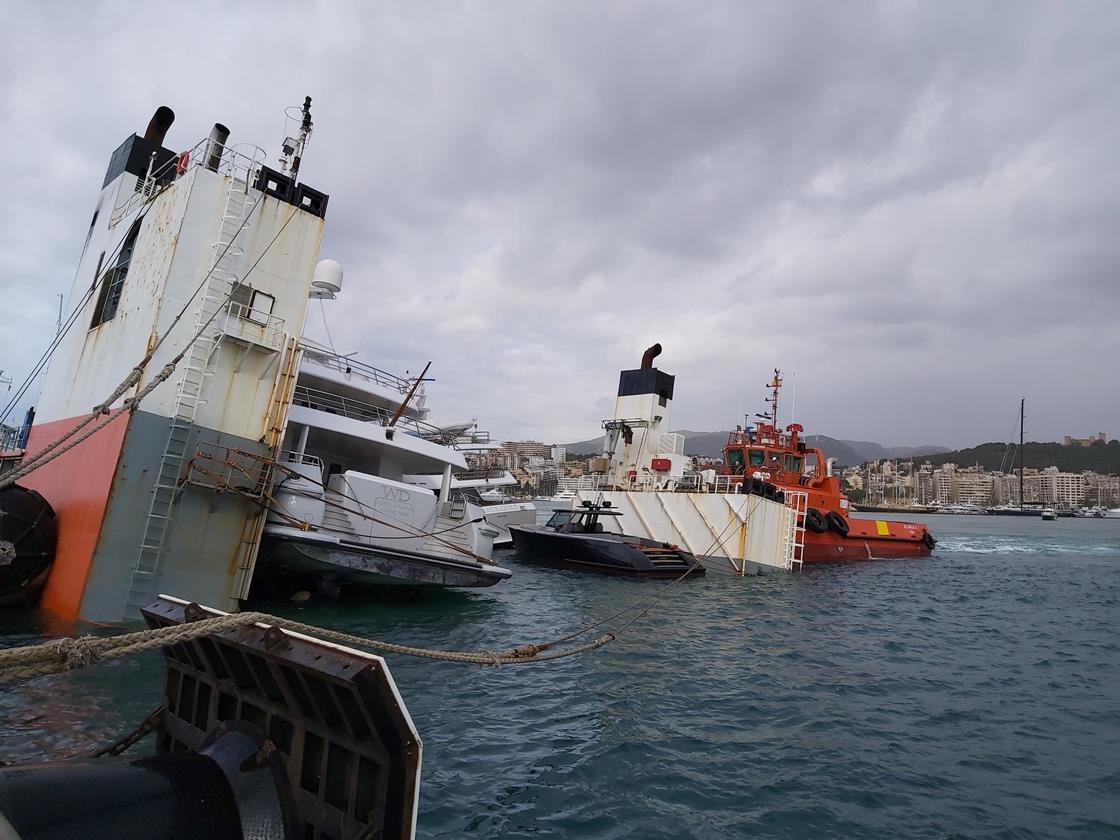 Yacht transport vessel partially sinks with five large yachts onboard ...